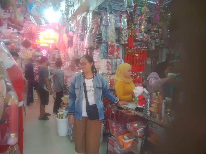 Pernak-Pernik Natal Lengkap, Toko Acai Jaya Medan Ramai Pengunjung ...